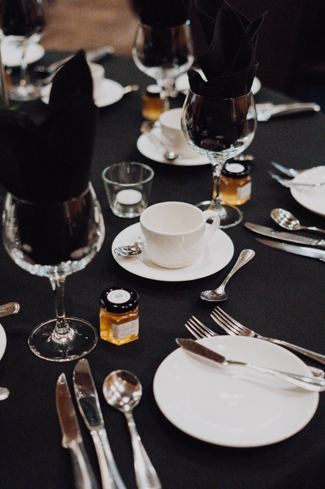 A sweet and heartwarming wedding at the Calgary Zoo - paolahessephoto.com