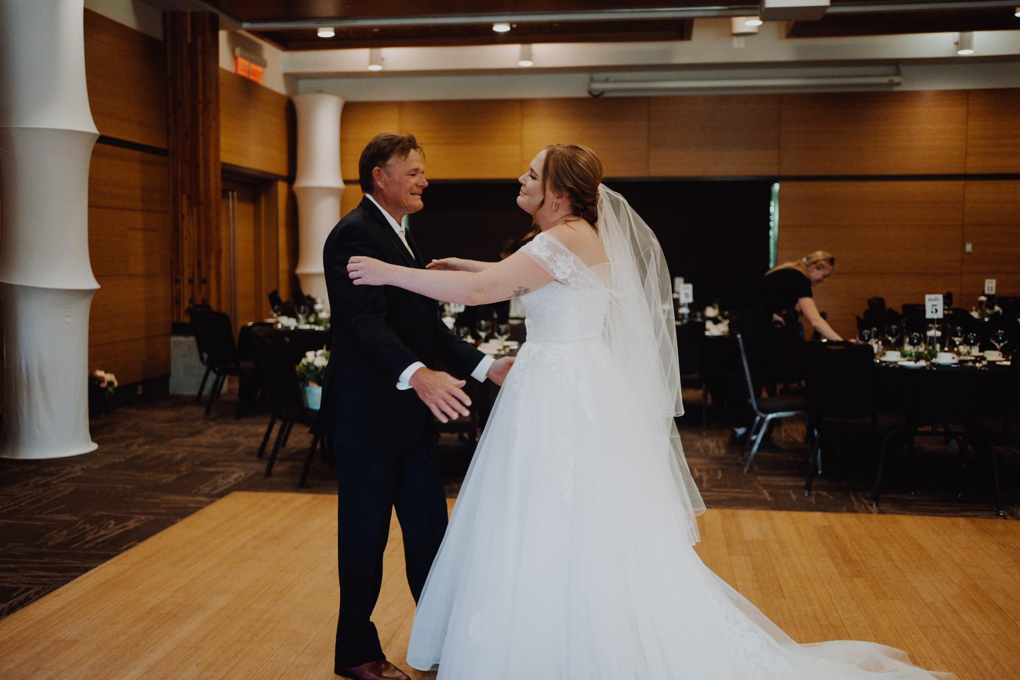 A sweet and heartwarming wedding at the Calgary Zoo - paolahessephoto.com