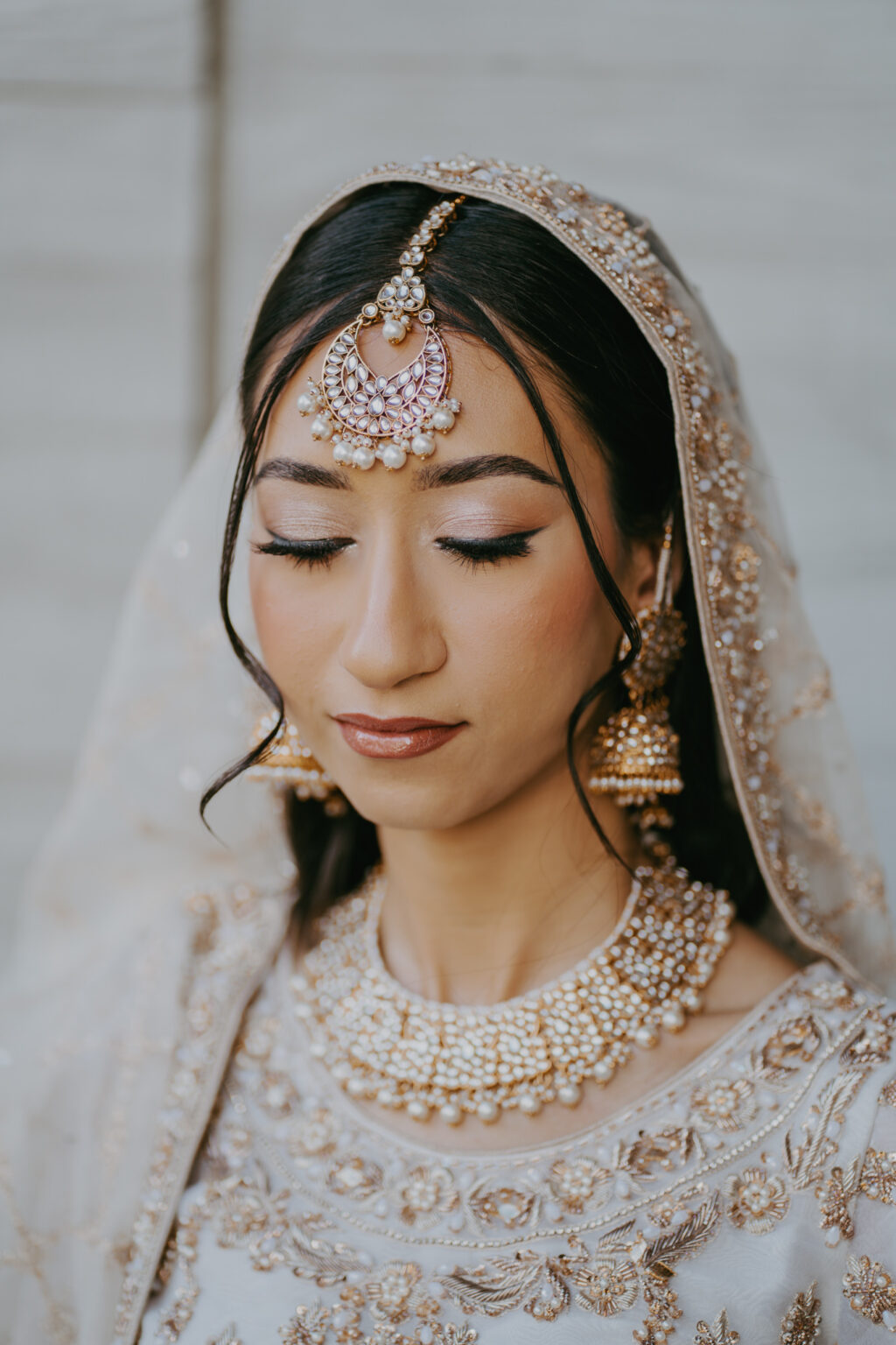 A stunning winter Nikkah at Bearspaw Golf Club - paolahessephoto.com